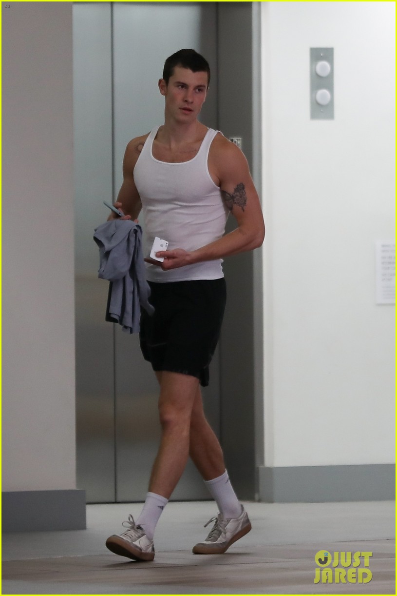 Shawn Mendes Jumpstarts the Week with a Workout | Photo 1367514 - Photo ...