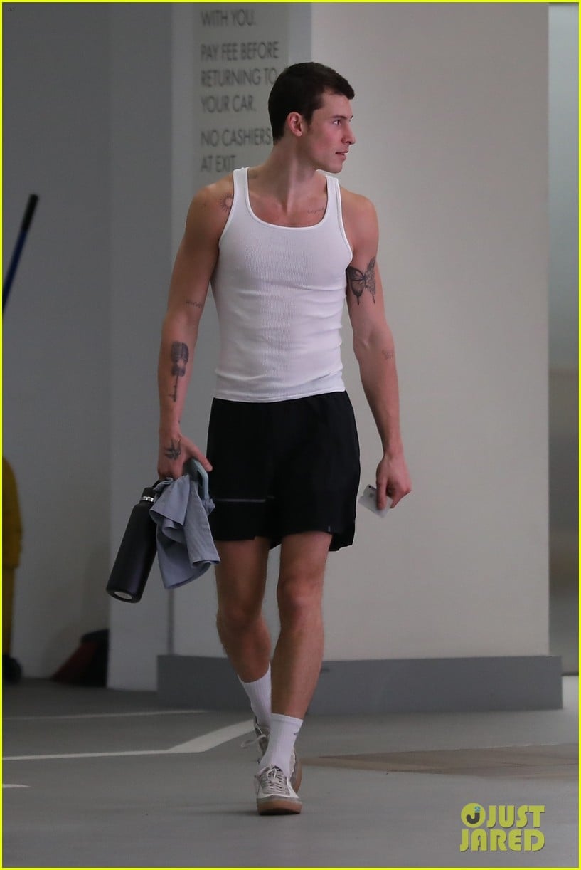 Shawn Mendes Jumpstarts the Week with a Workout | Photo 1367520 - Photo ...