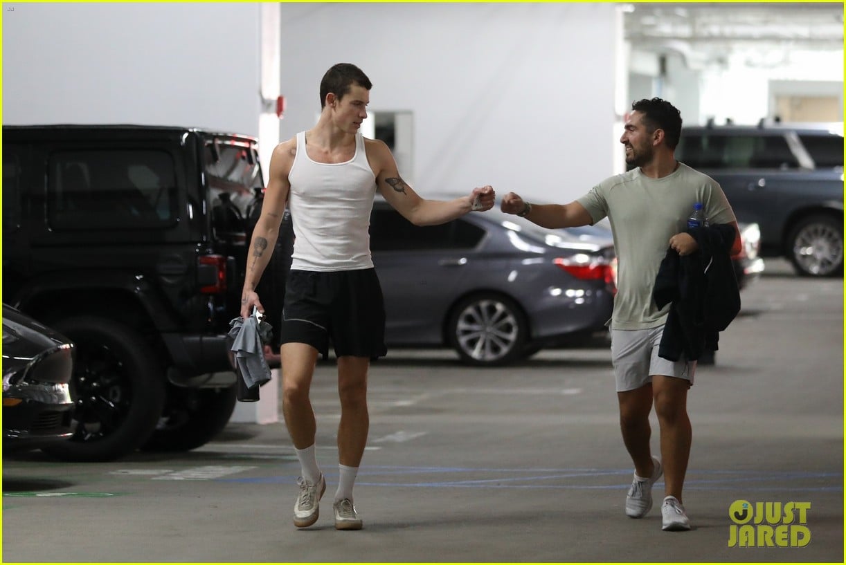 Shawn Mendes Jumpstarts the Week with a Workout | Photo 1367534 - Photo ...
