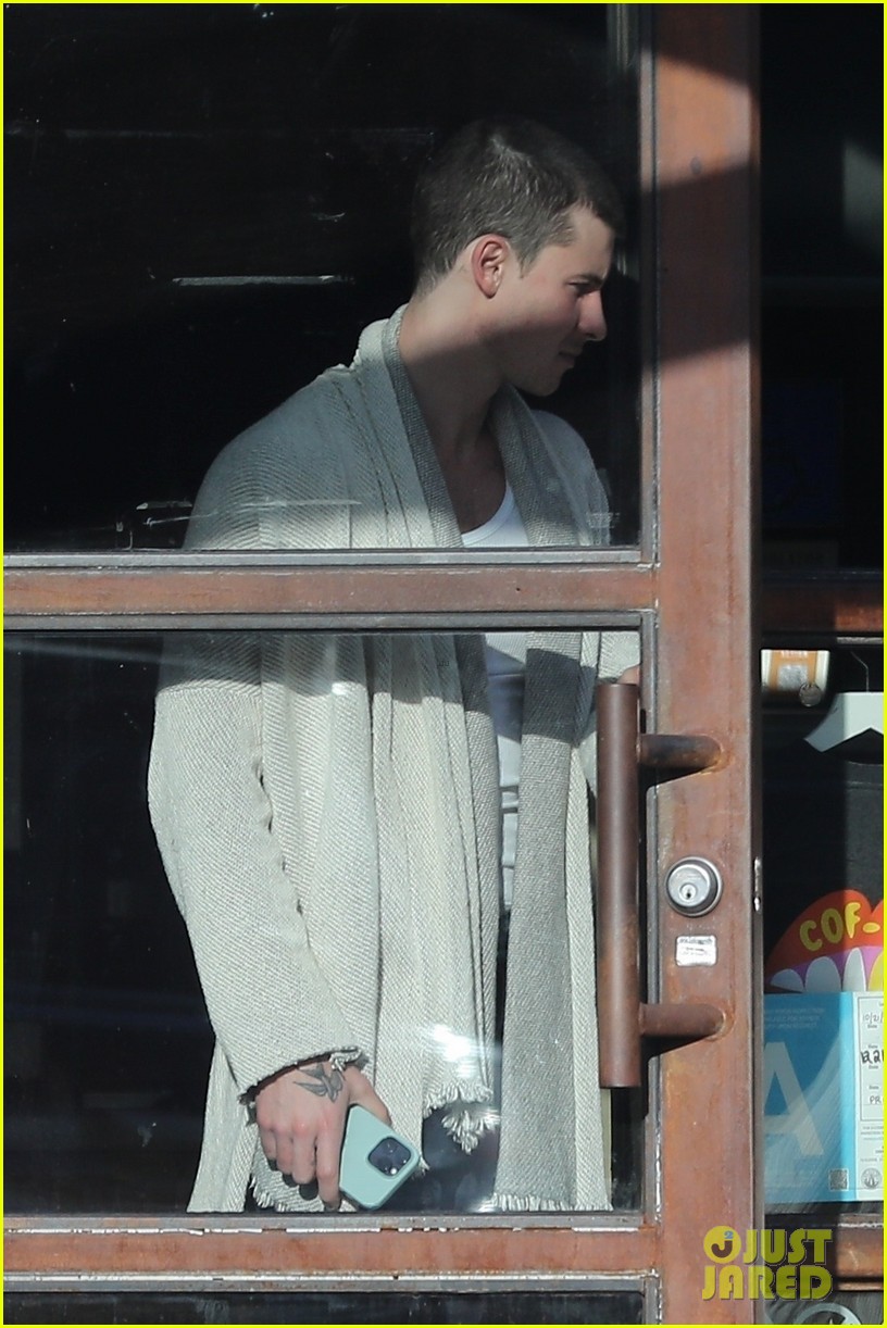 Shawn Mendes Steps Out for Breakfast With Freshly Buzzed Head | Photo ...