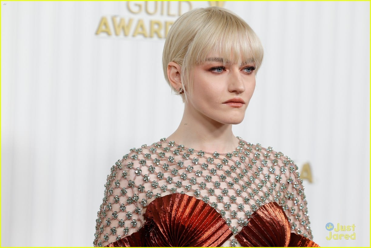 Julia Garner Channels a Mermaid with SAG Awards 2023 Look | Photo ...