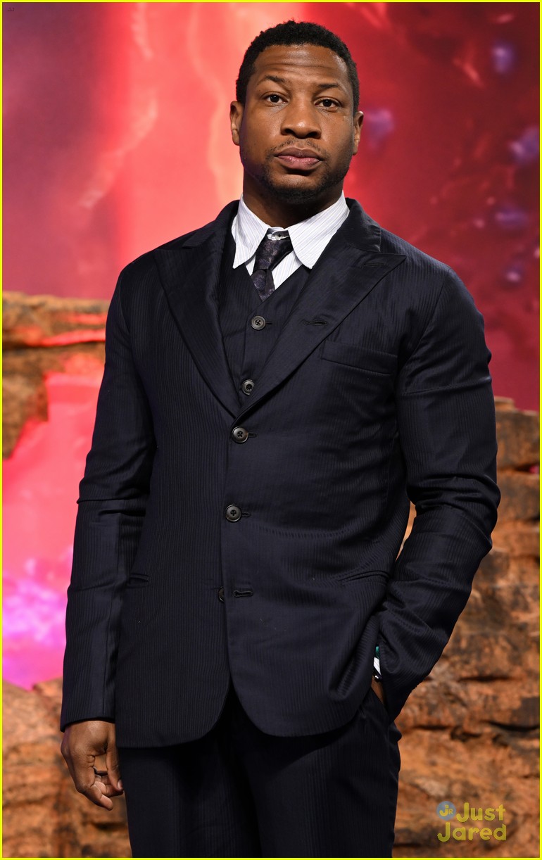 Kathryn Newton Shares Sweet Hug with Jonathan Majors at 'Ant-Man & The Wasp: Quantumania' UK ...