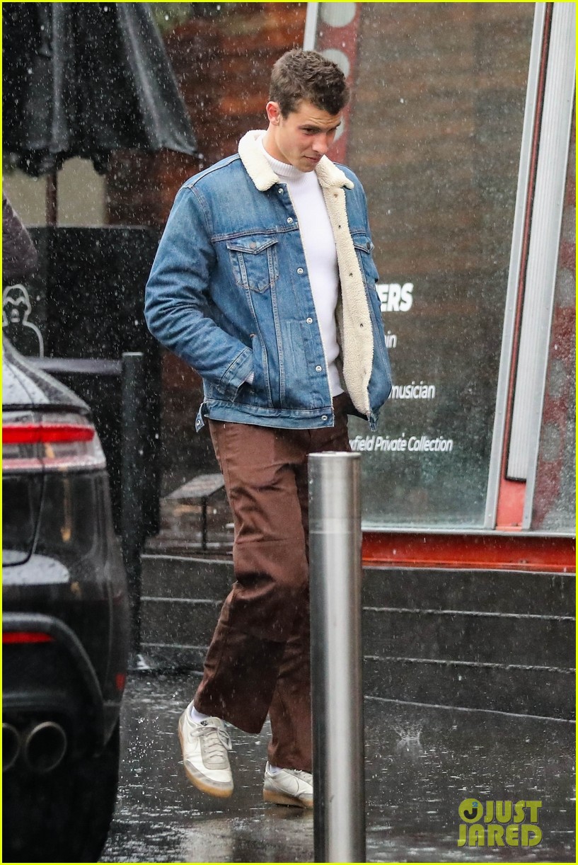 Shawn Mendes Braves Wet Weather for Fun Shopping Trip with Friends ...