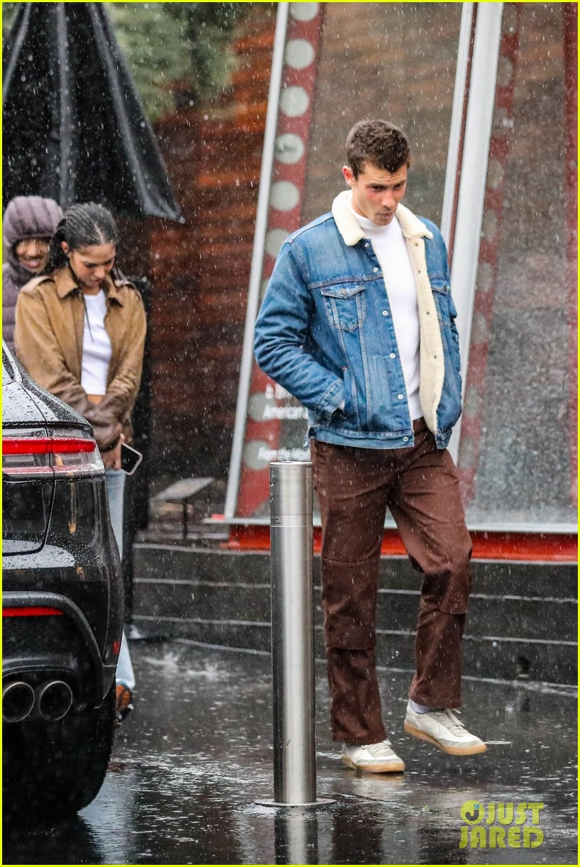 Shawn Mendes Braves Wet Weather for Fun Shopping Trip with Friends ...