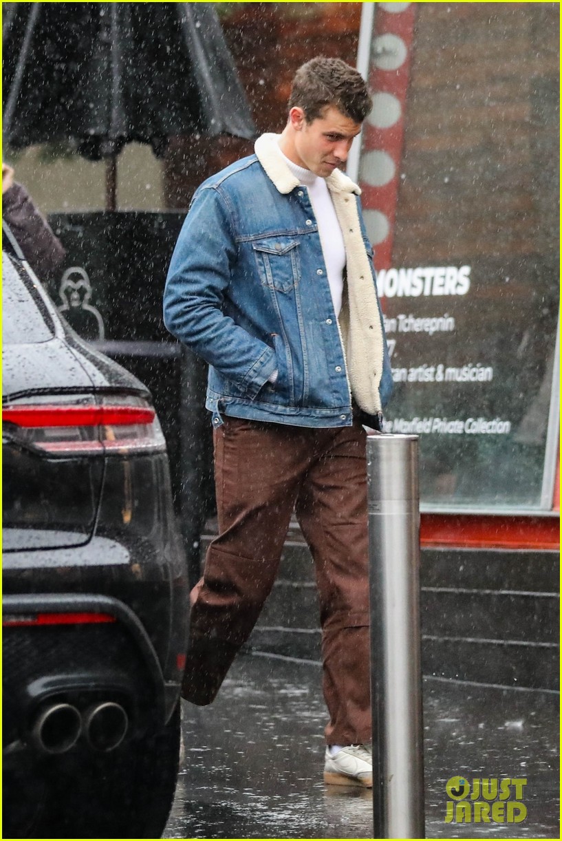 Shawn Mendes Braves Wet Weather for Fun Shopping Trip with Friends ...