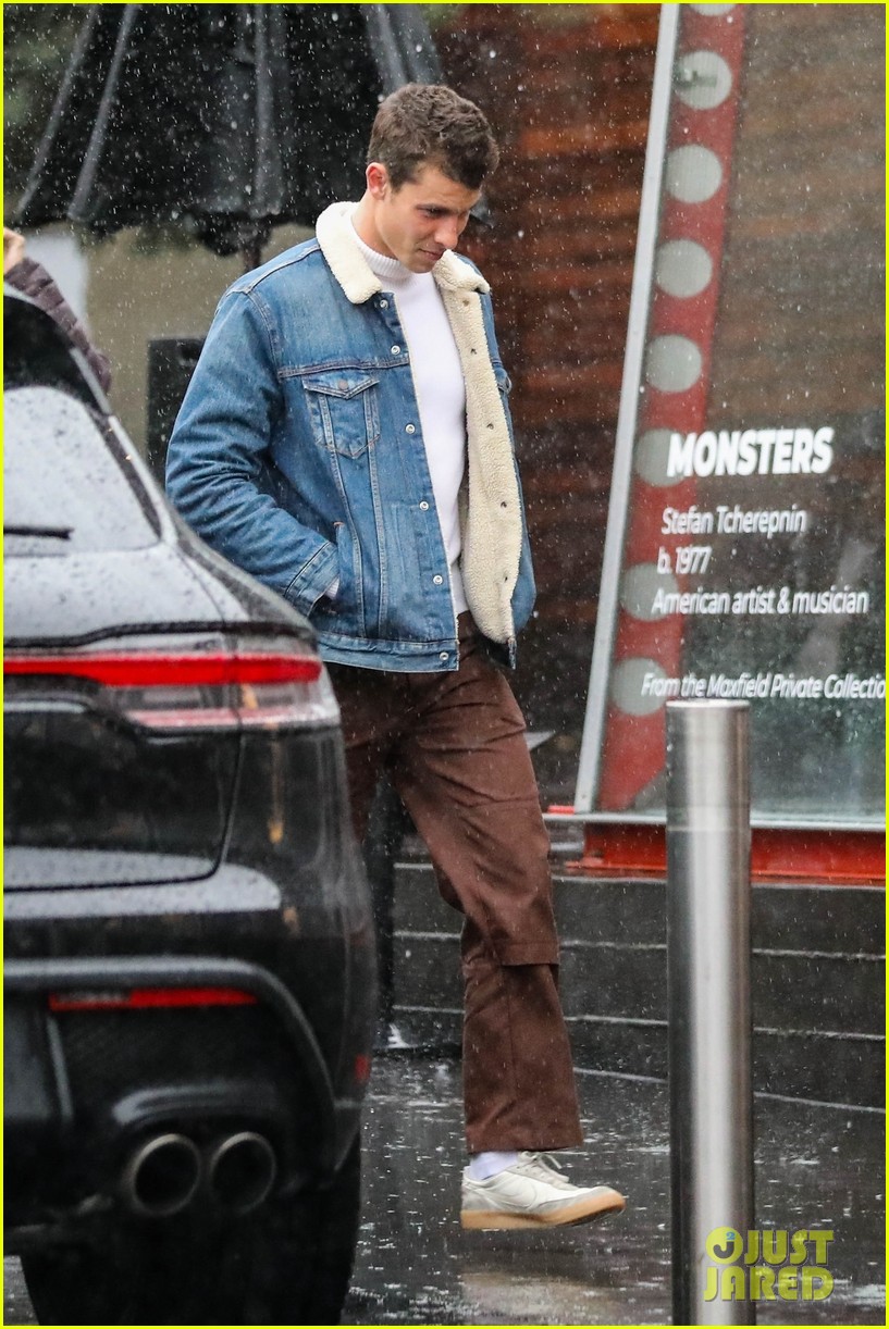 Shawn Mendes Braves Wet Weather for Fun Shopping Trip with Friends ...