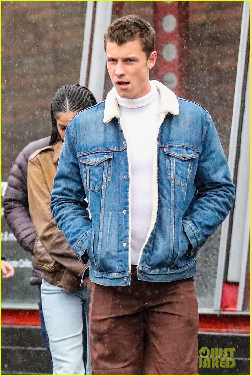 Shawn Mendes Braves Wet Weather for Fun Shopping Trip with Friends ...