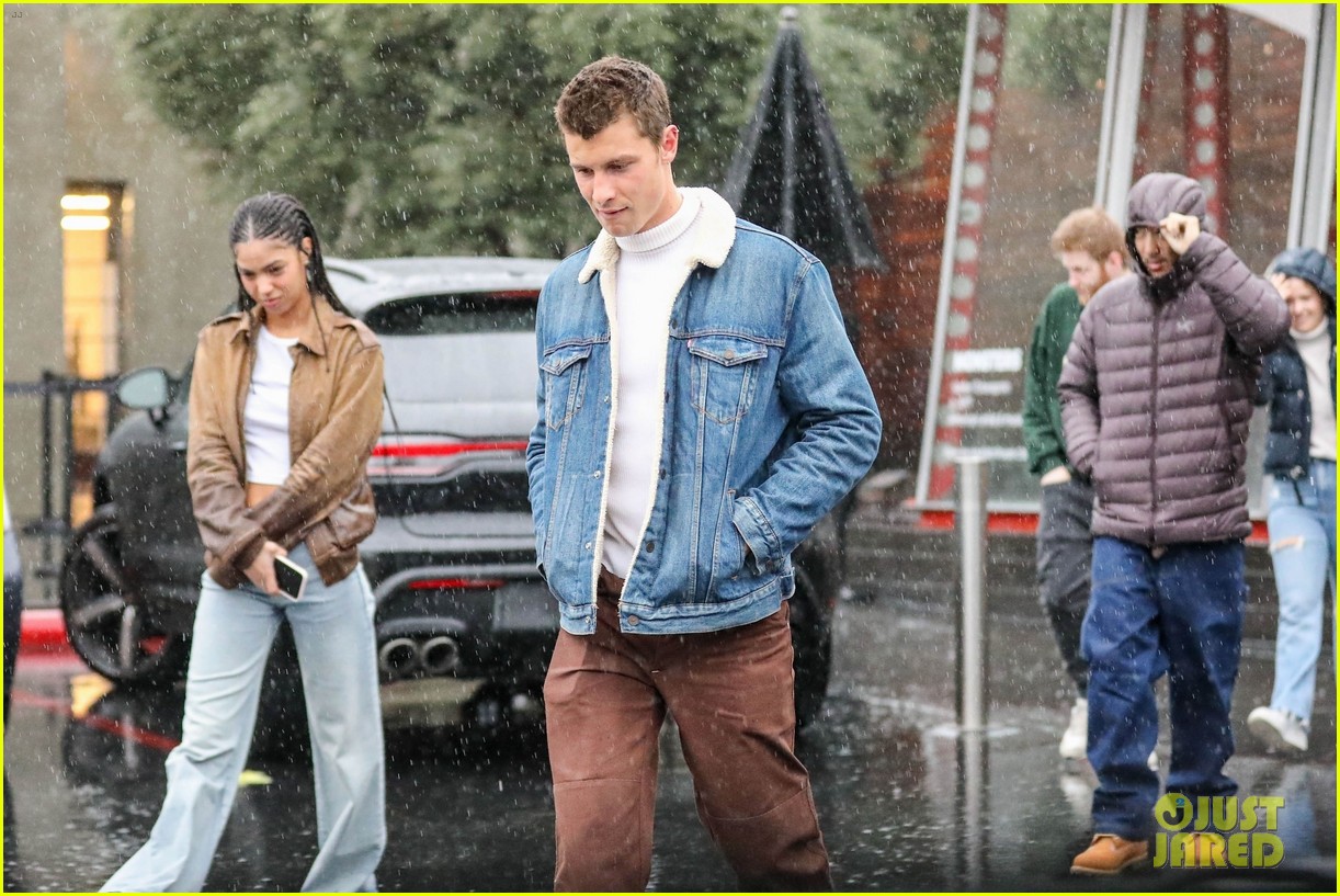 Shawn Mendes Braves Wet Weather for Fun Shopping Trip with Friends ...