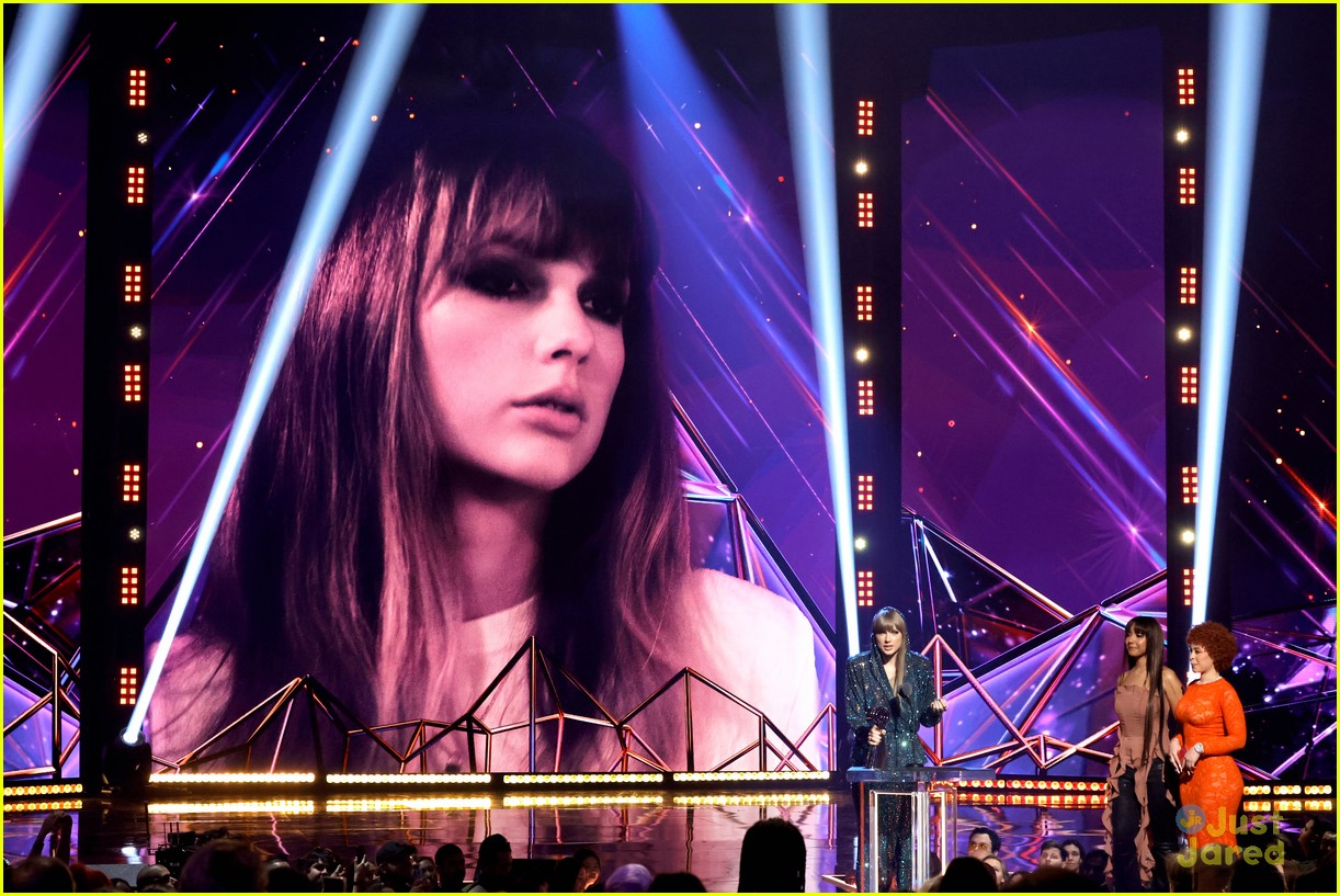 Becky G & Taylor Swift Pick Up Wins at iHeartRadio Music Awards 2023 | Photo 1373015 - Photo ...
