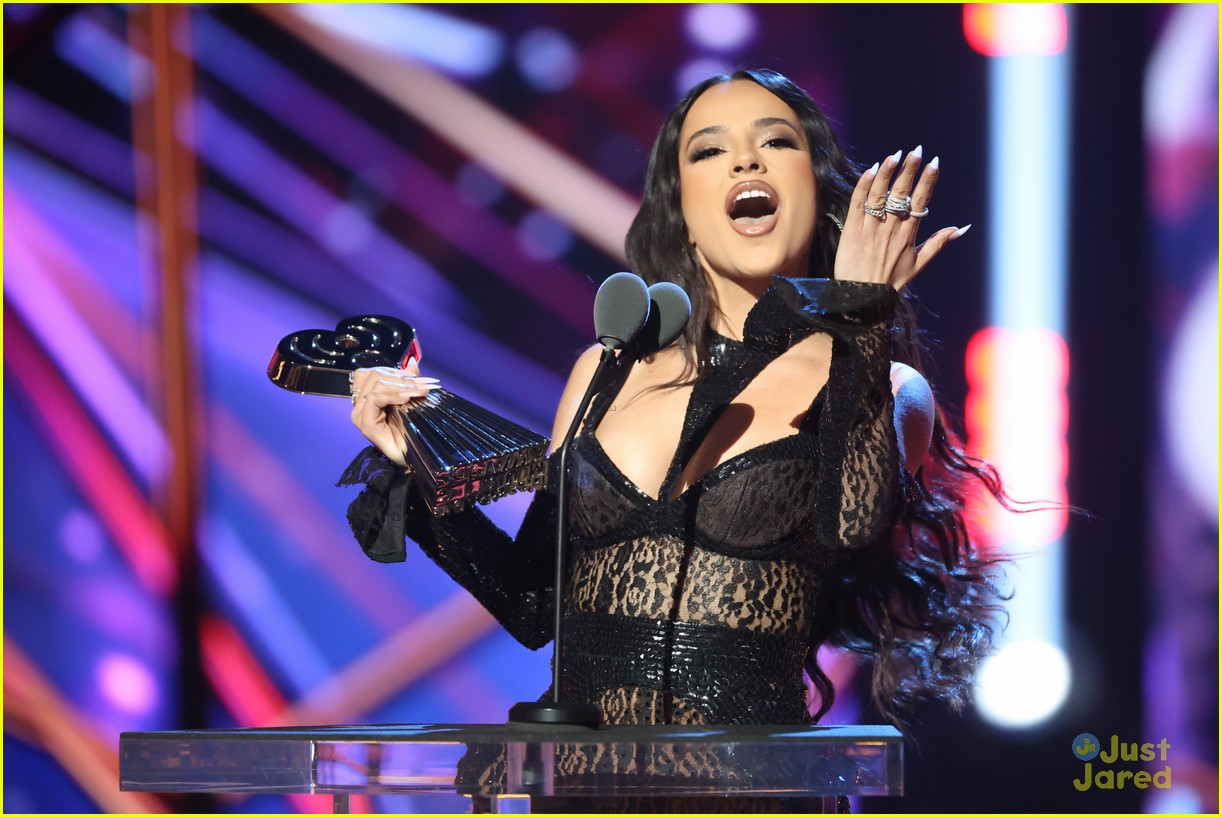 Becky G & Taylor Swift Pick Up Wins at iHeartRadio Music Awards 2023 | Photo 1373020 - Photo ...