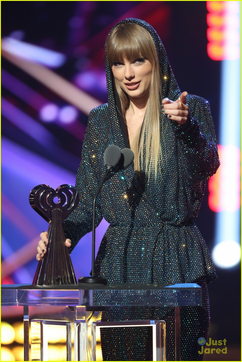 Becky G & Taylor Swift Pick Up Wins at iHeartRadio Music Awards 2023 | Photo 1373025 - Photo ...
