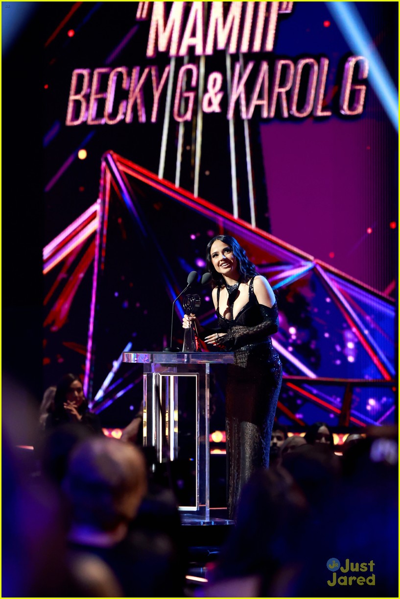 Becky G & Taylor Swift Pick Up Wins at iHeartRadio Music Awards 2023 | Photo 1373048 - Photo ...