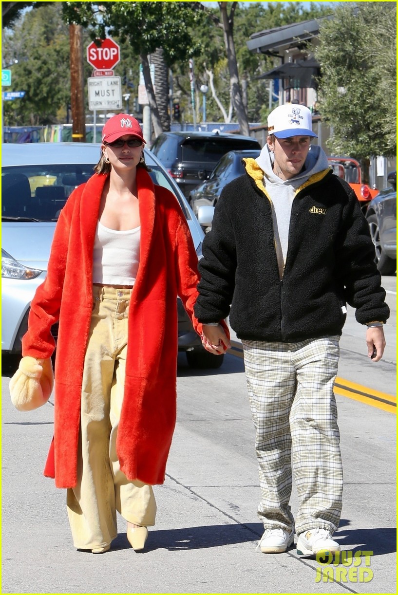Justin Bieber Gives Wife Hailey a Kiss After Sunday Brunch Date in L.A ...