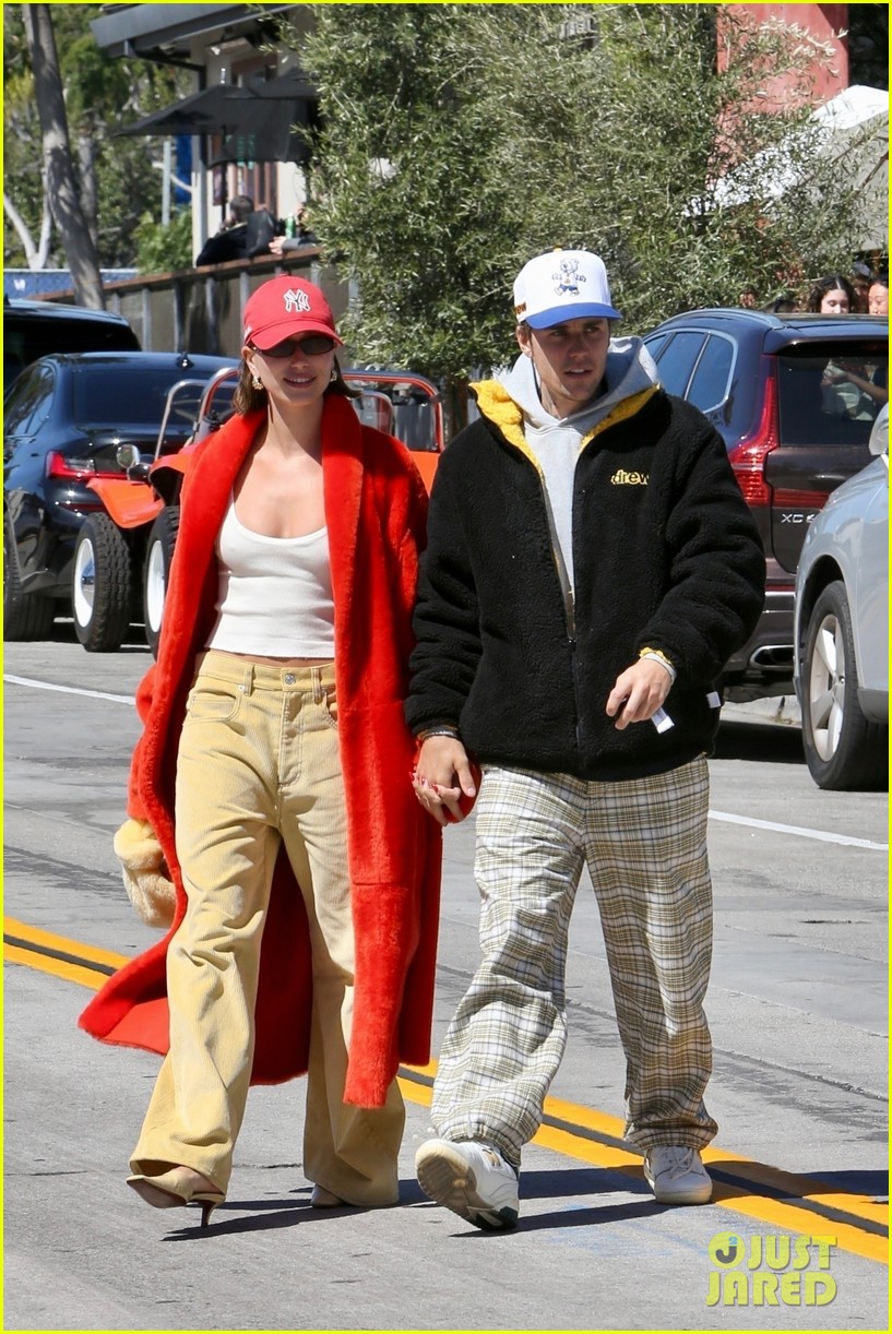 Justin Bieber Gives Wife Hailey a Kiss After Sunday Brunch Date in L.A ...