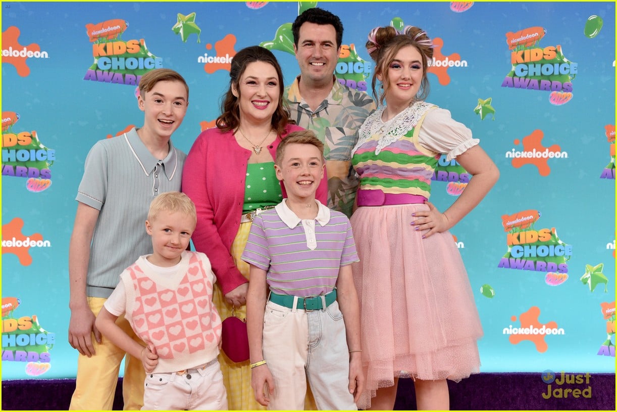 Colleen Ballinger Pulls Double Duty on Kids' Choice Awards Orange ...