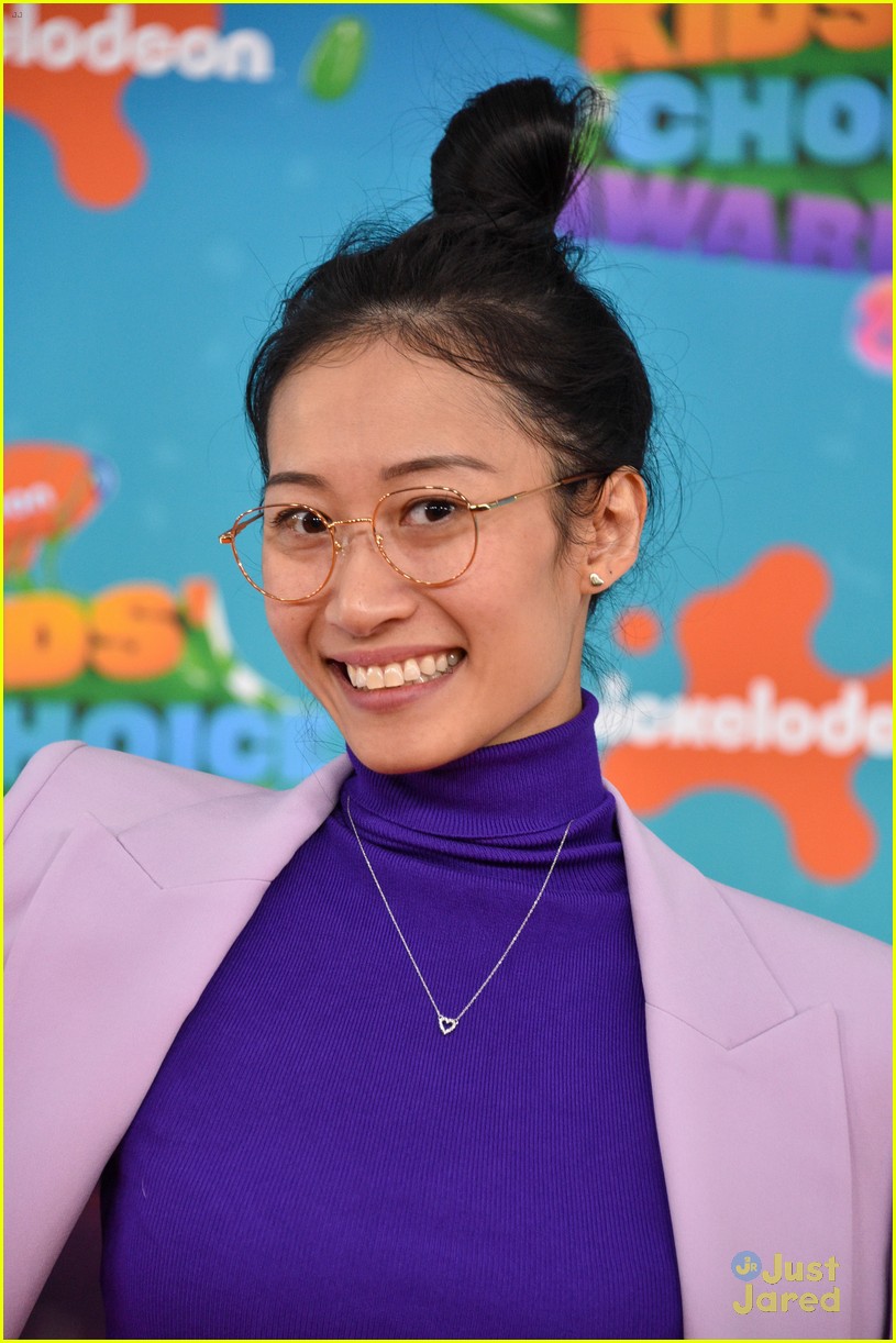 Colleen Ballinger Pulls Double Duty on Kids' Choice Awards Orange ...