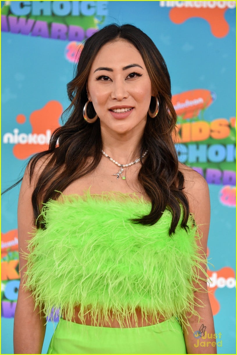 Colleen Ballinger Pulls Double Duty on Kids' Choice Awards Orange ...