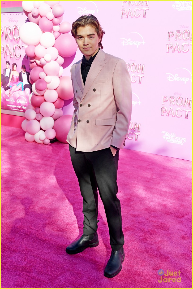 'Doogie Kamealoha, MD' Cast Support Peyton Elizabeth Lee & Milo Manheim ...