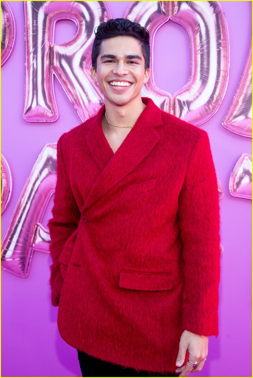 'Doogie Kamealoha, MD' Cast Support Peyton Elizabeth Lee & Milo Manheim ...