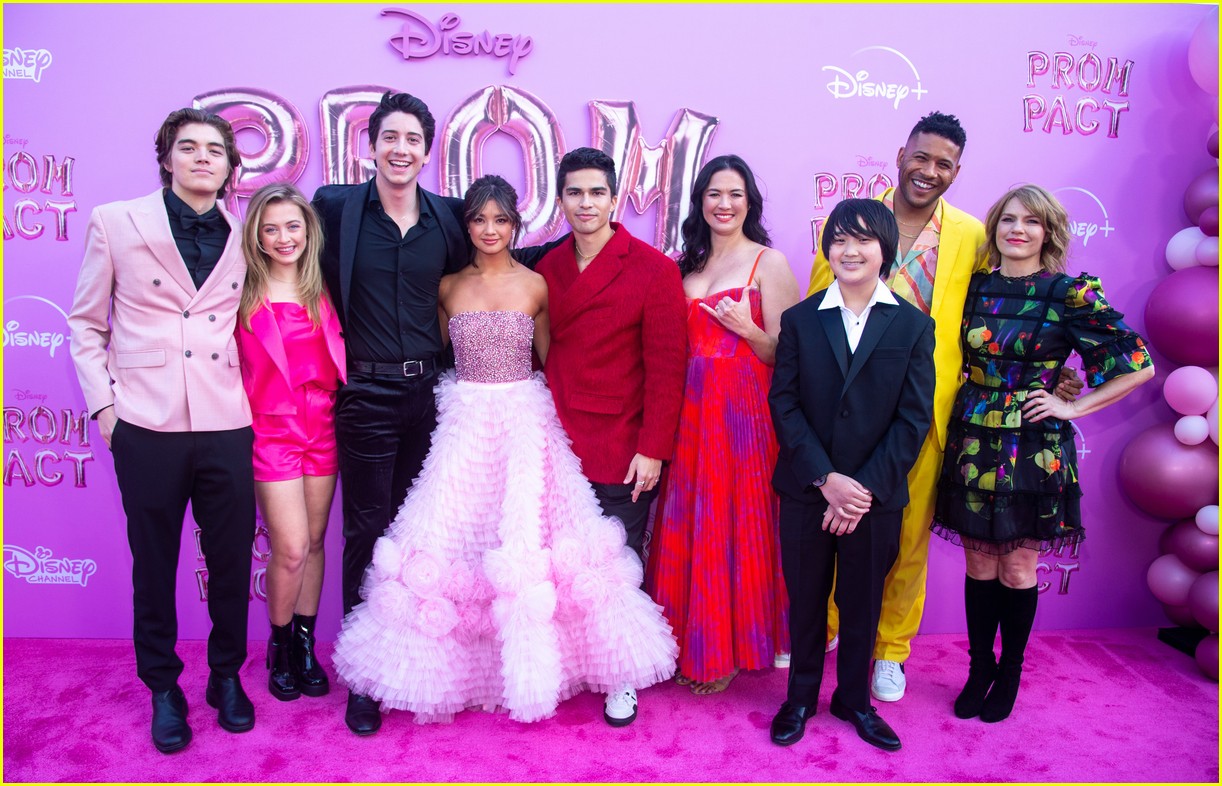 'Doogie Kamealoha, MD' Cast Support Peyton Elizabeth Lee & Milo Manheim ...