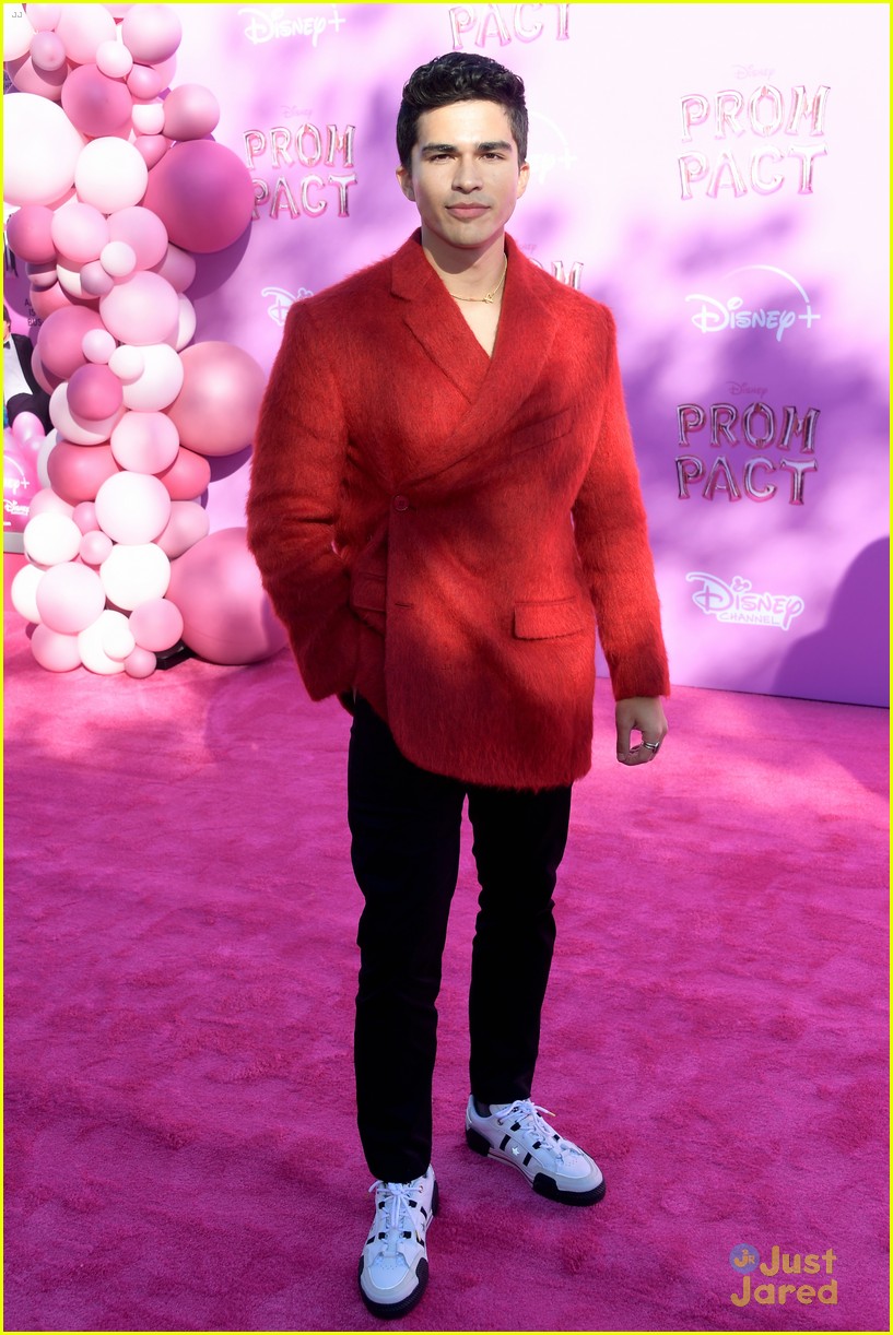 'Doogie Kamealoha, MD' Cast Support Peyton Elizabeth Lee & Milo Manheim ...