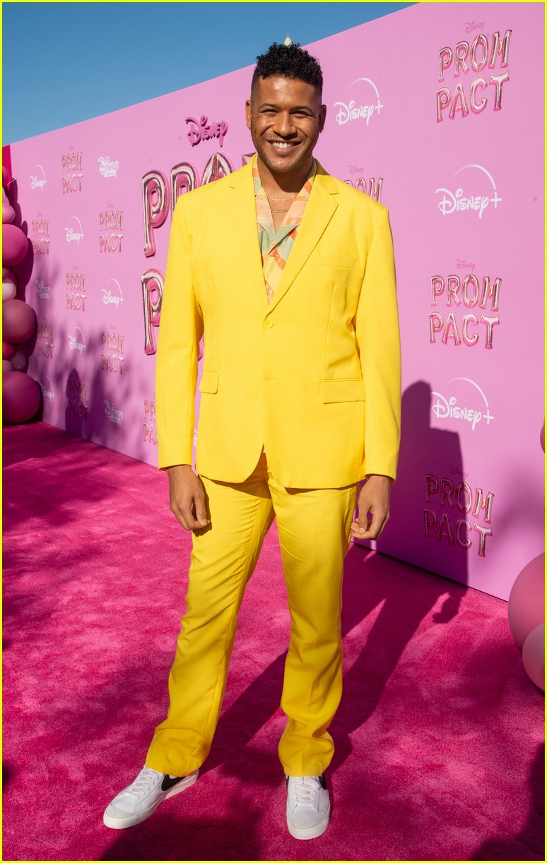 'Doogie Kamealoha, MD' Cast Support Peyton Elizabeth Lee & Milo Manheim ...