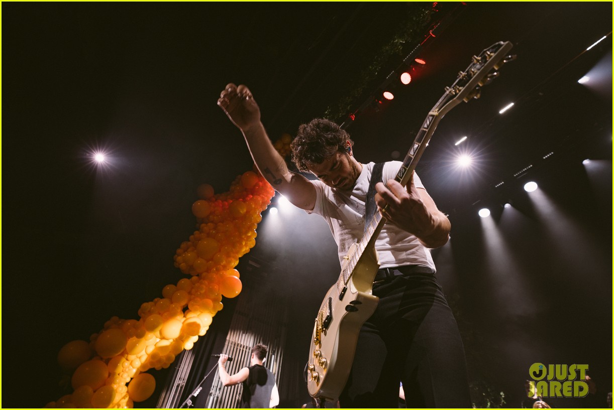 Jonas Brothers Perform Brand New Songs Off of 'The Album' at Final ...