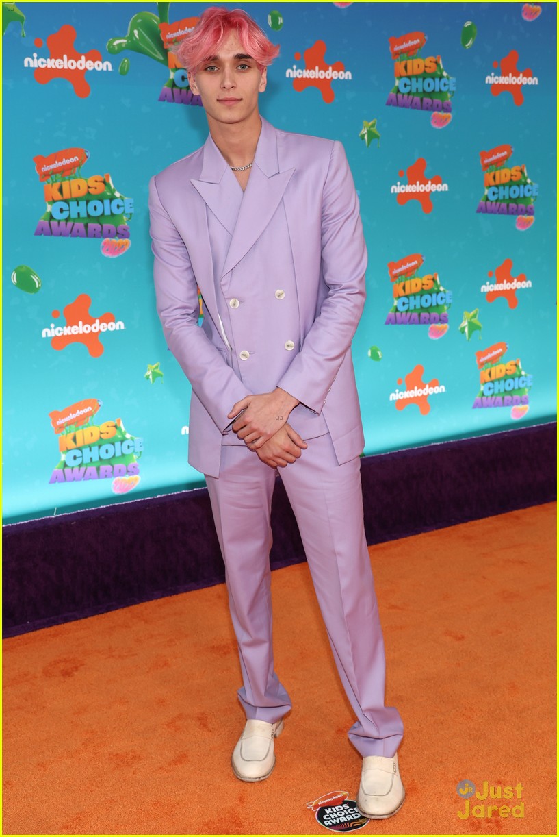 Josh Richards Shows Off New Pink Hair at Kids' Choice Awards 2023 ...