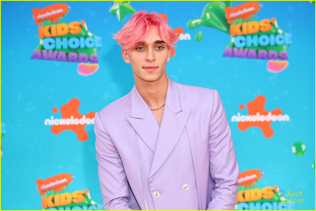 Josh Richards Shows Off New Pink Hair at Kids' Choice Awards 2023 ...