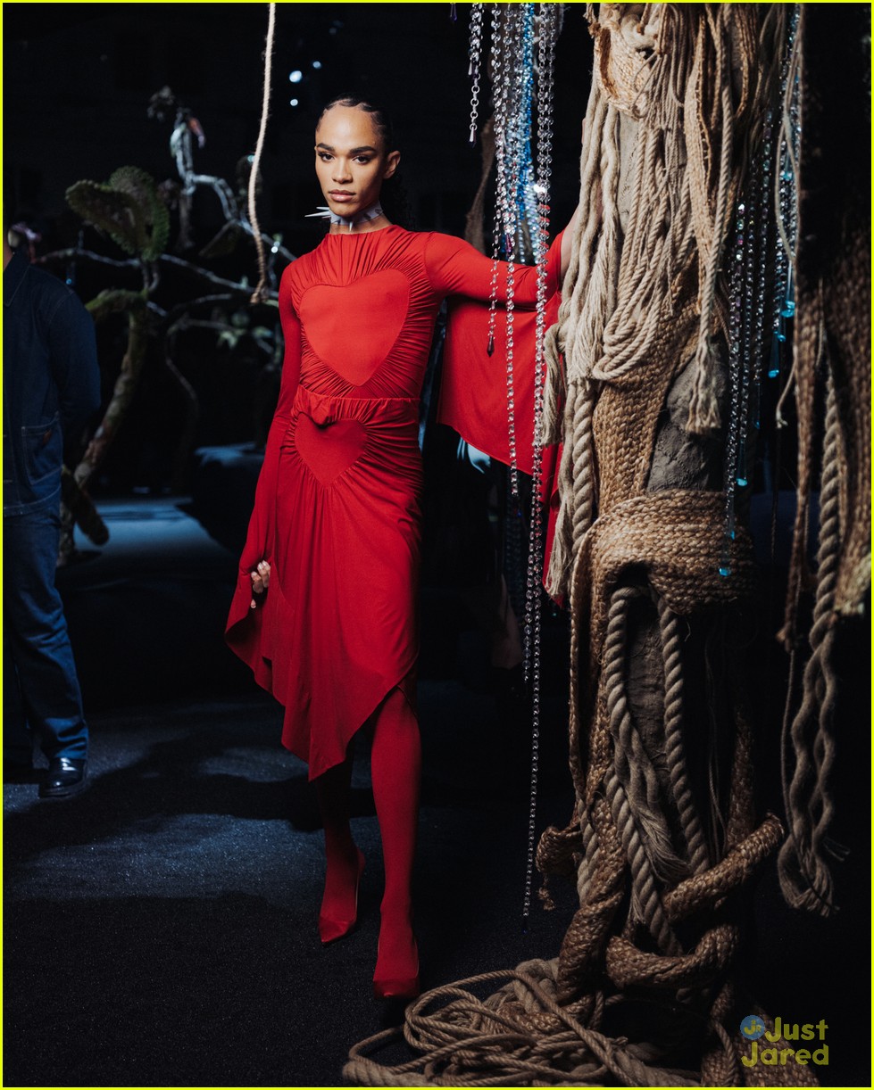 Maddie Ziegler Blocks Her Eyebrows for Acne Studios Fashion Show with ...