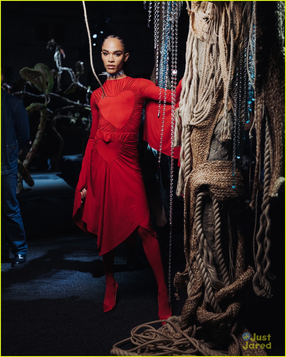 Maddie Ziegler Blocks Her Eyebrows for Acne Studios Fashion Show with ...