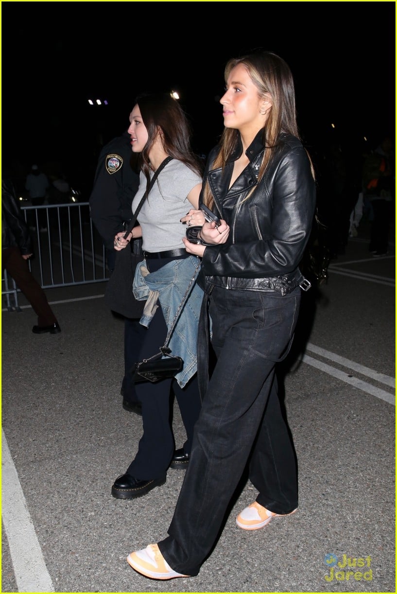 Olivia Rodrigo And Tate Mcrae Link Arms While Leaving Sza Concert In La Photo 1372602 Photo