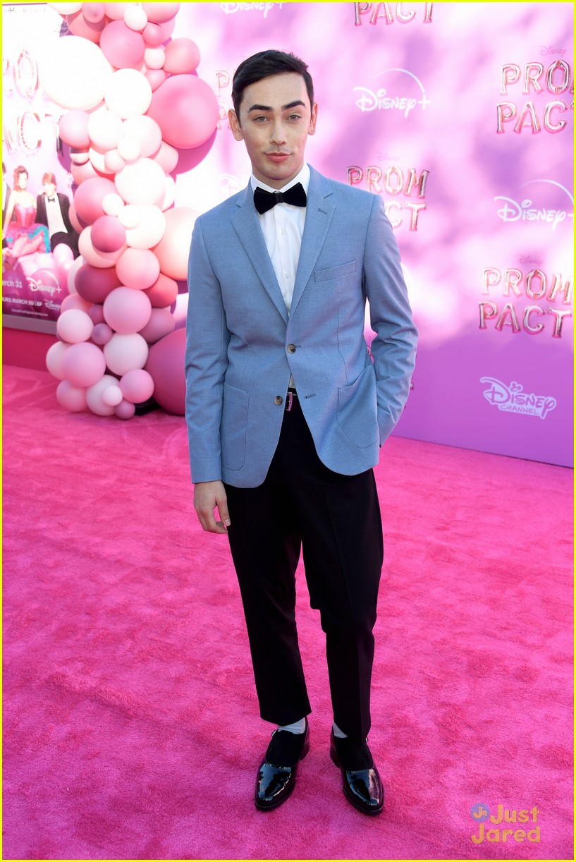 Peyton Elizabeth Lee, Milo Manheim & Blake Draper Premiere New Disney ...