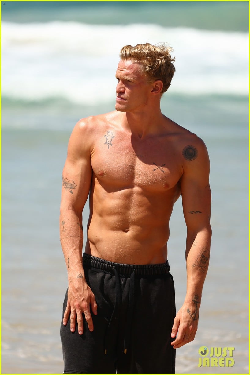 Cody Simpson Looks Ripped in New Shirtless Beach Photos! | Photo ...