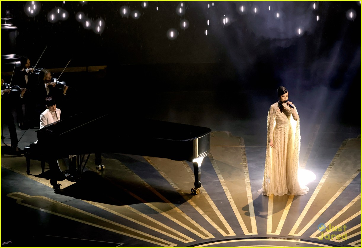 Sofia Carson Performs Nominated Song 'Applause' During Oscars 2023 with Diane Warren | Photo ...