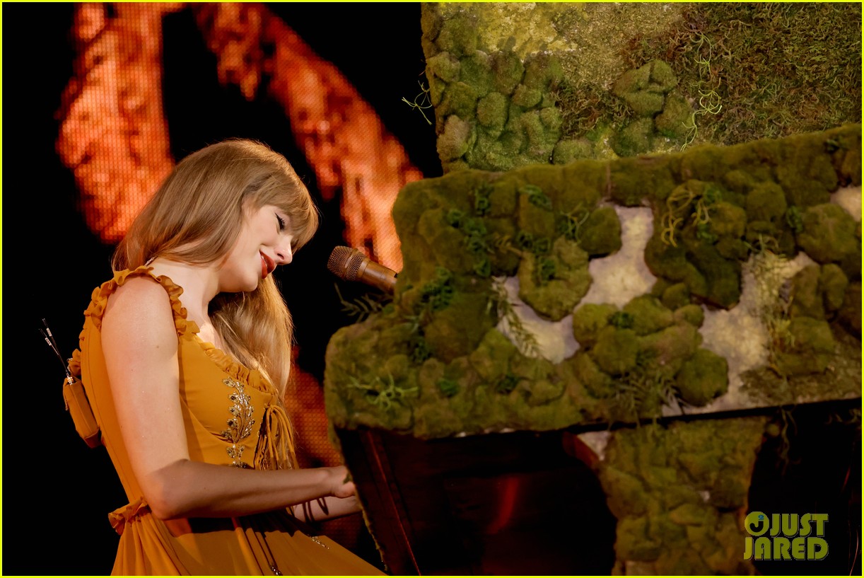 Every Photo from Taylor Swift's Opening Night of 'Eras Tour,' Including All 10 Costumes! | Photo ...