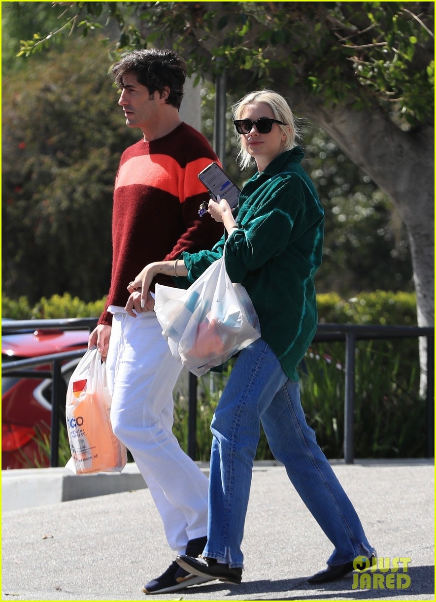 Ashley Benson & Boyfriend Brandon Davis Pick Up Pet Supplies While ...