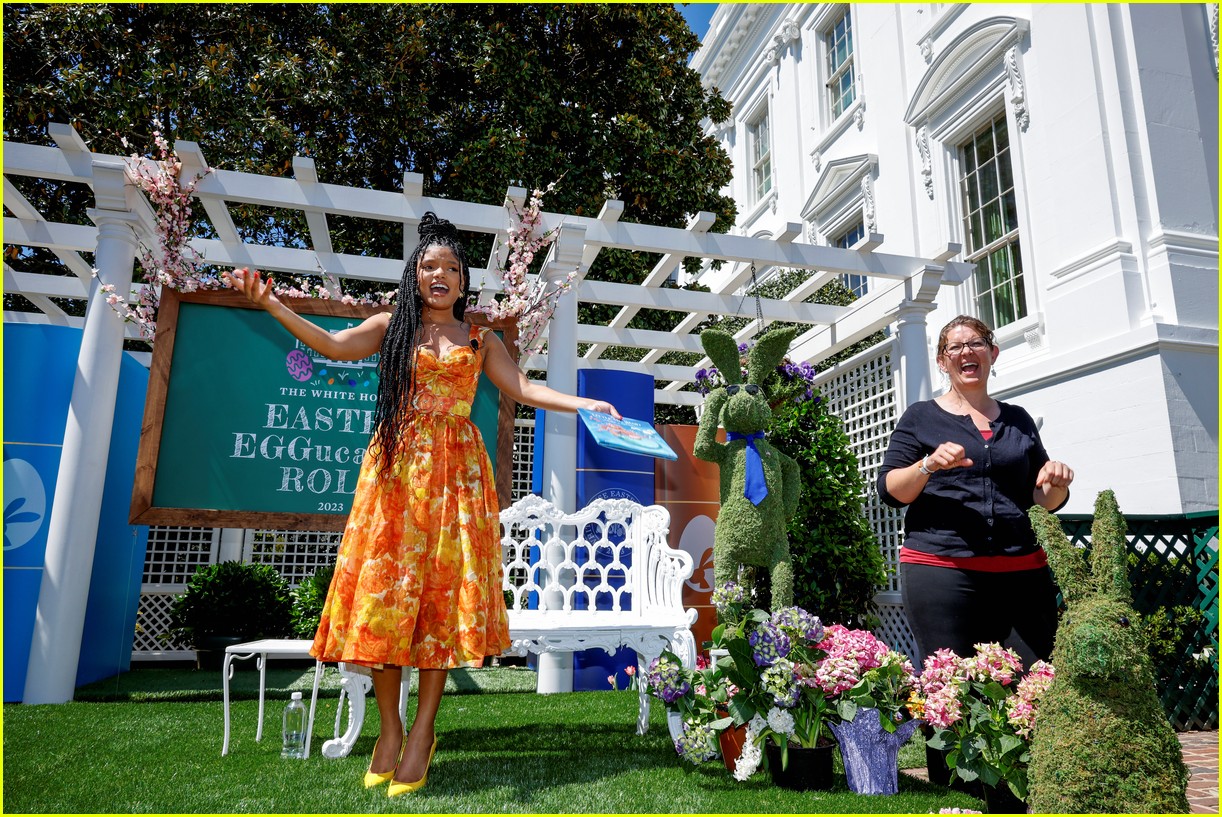 Full Sized Photo of halle bailey reads the little mermaid at the white ... Full Sized Photo of halle bailey reads the little mermaid at the white ...