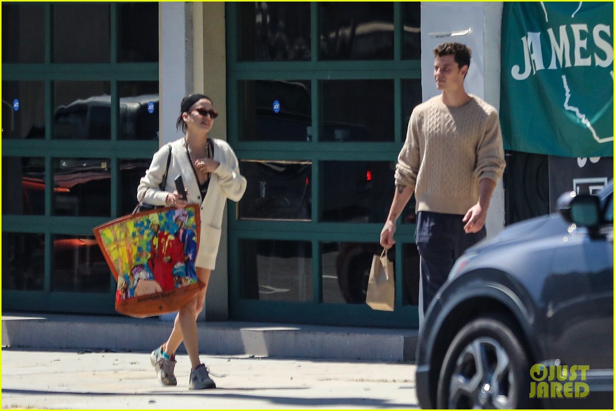 Shawn Mendes & Dr. Jocelyne Miranda Step Out for Something to Eat in ...