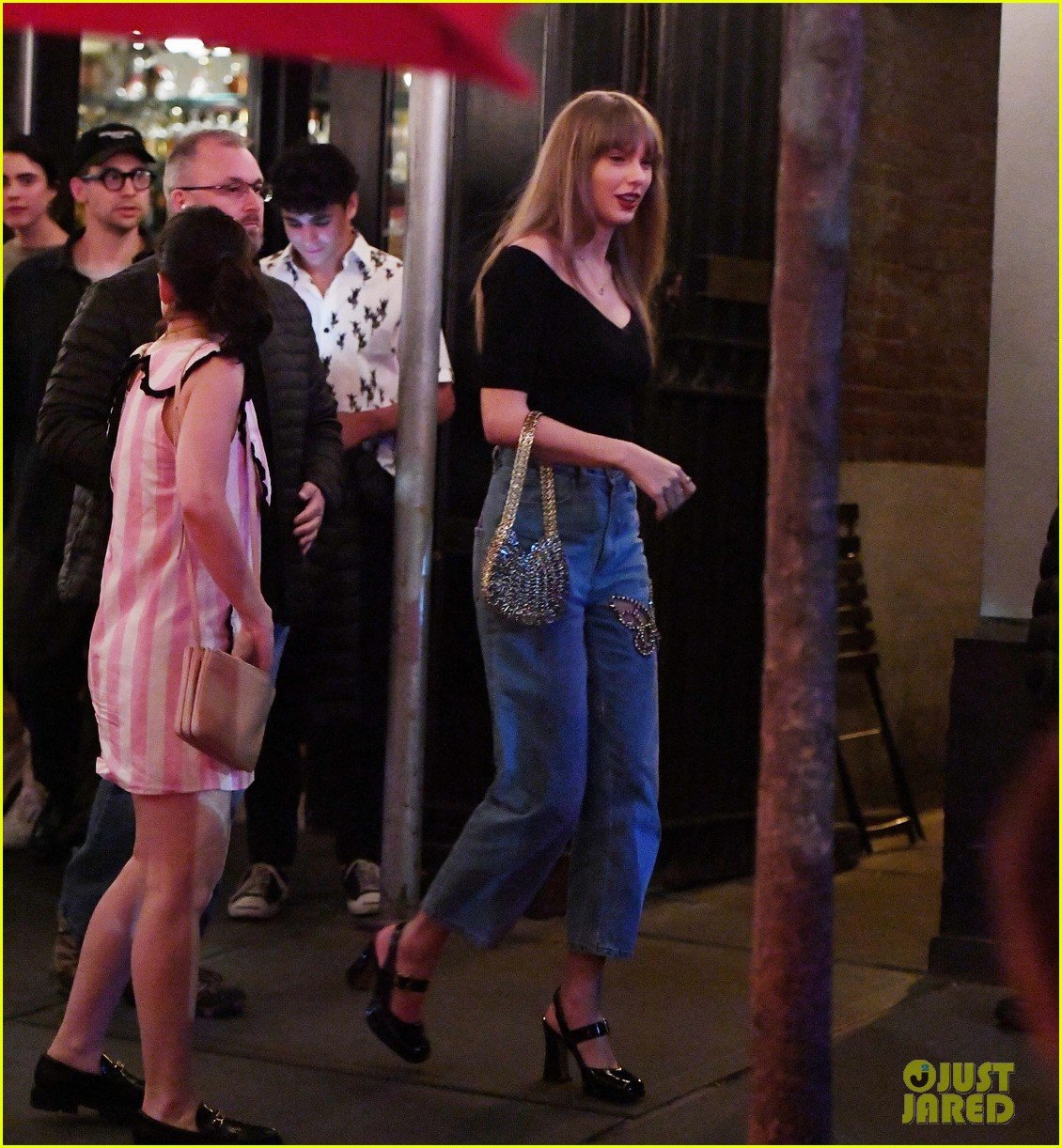 Taylor Swift Makes First Appearance Since Breakup, Grabs Dinner with ...