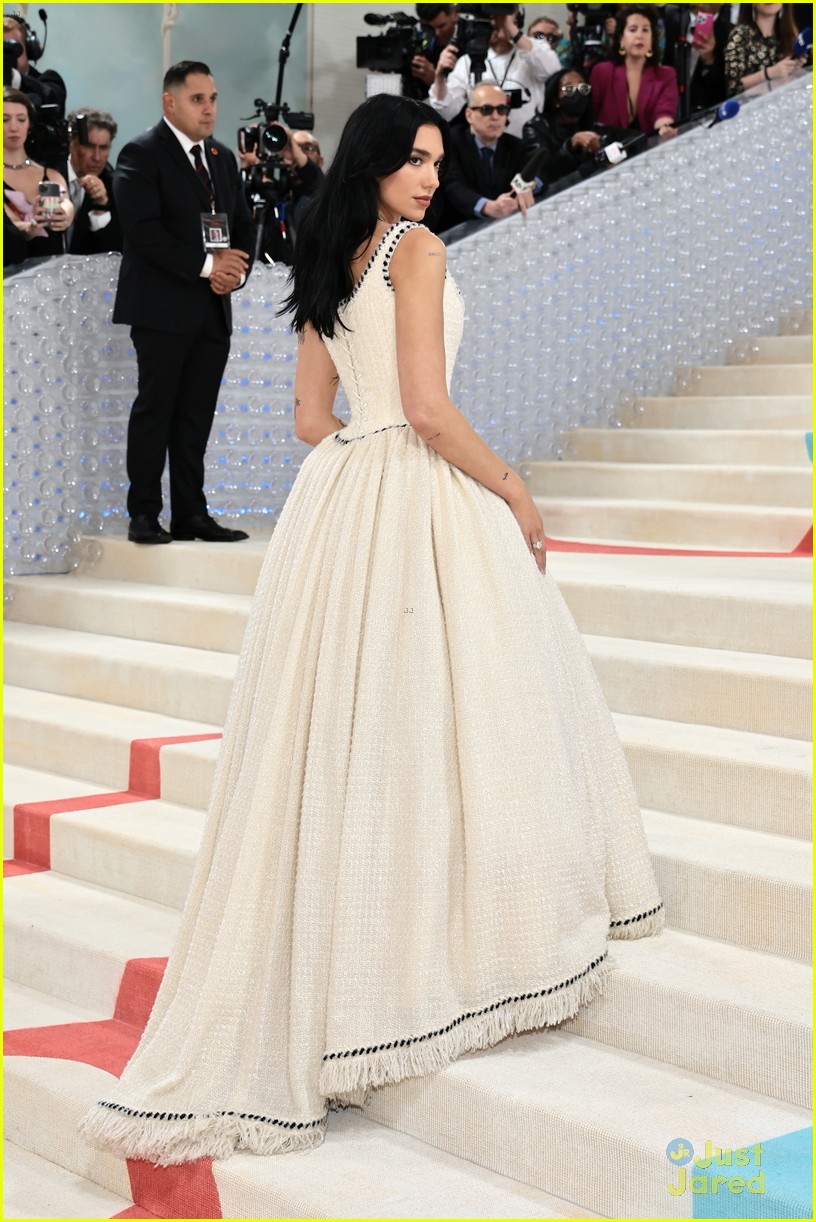Full Sized Photo of dua lipa makes her arrival at met gala 2023 07 | Co ... Full Sized Photo of dua lipa makes her arrival at met gala 2023 07 | Co ...