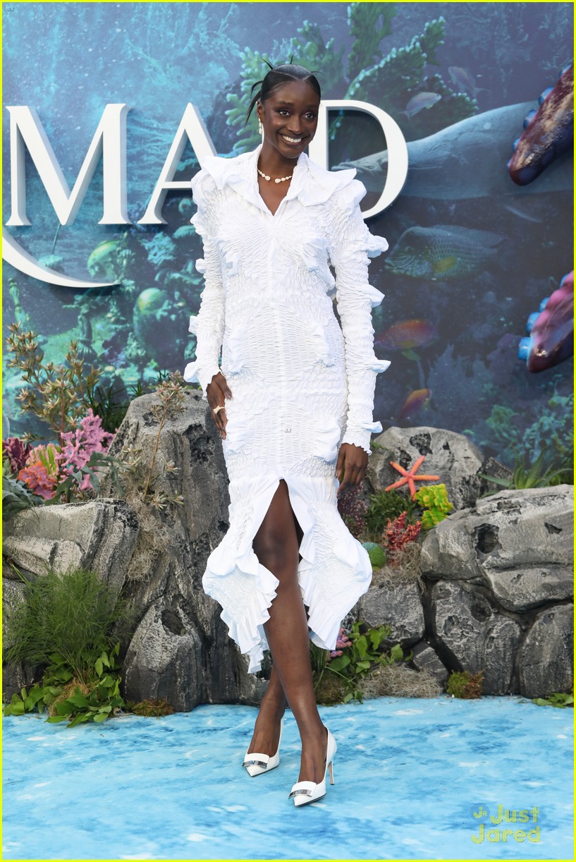 Halle Bailey Hugs Adorable Little Girl at 'The Little Mermaid' UK ...