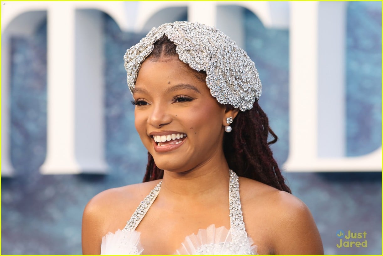 Halle Bailey Hugs Adorable Little Girl at 'The Little Mermaid' UK ...