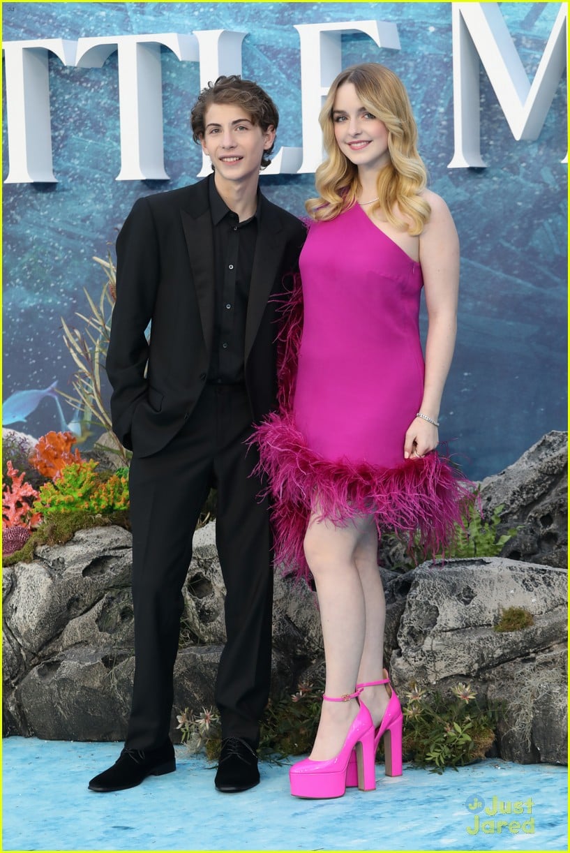 Halle Bailey Hugs Adorable Little Girl at 'The Little Mermaid' UK ...