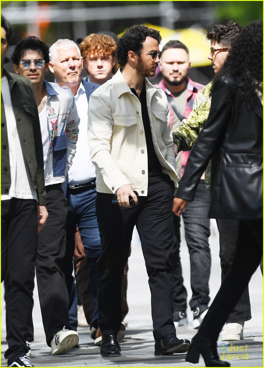 Jonas Brothers Run Into Fan While Out In NYC Between Meetings | Photo ...