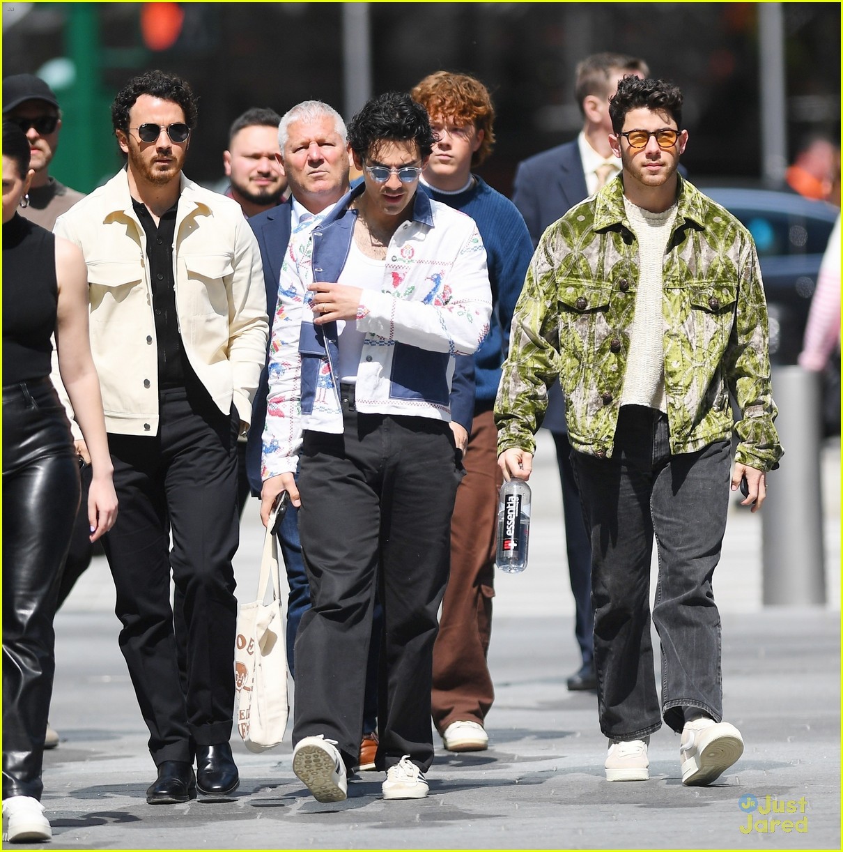 Jonas Brothers Run Into Fan While Out In NYC Between Meetings | Photo ...