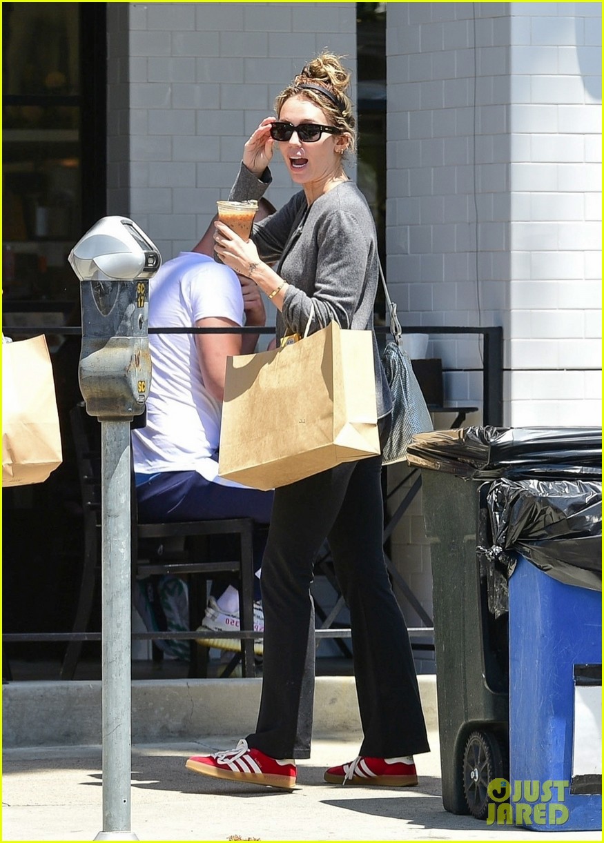 Miley & Tish Cyrus Enjoy a Mother-Daughter Lunch Date in Los Angeles ...