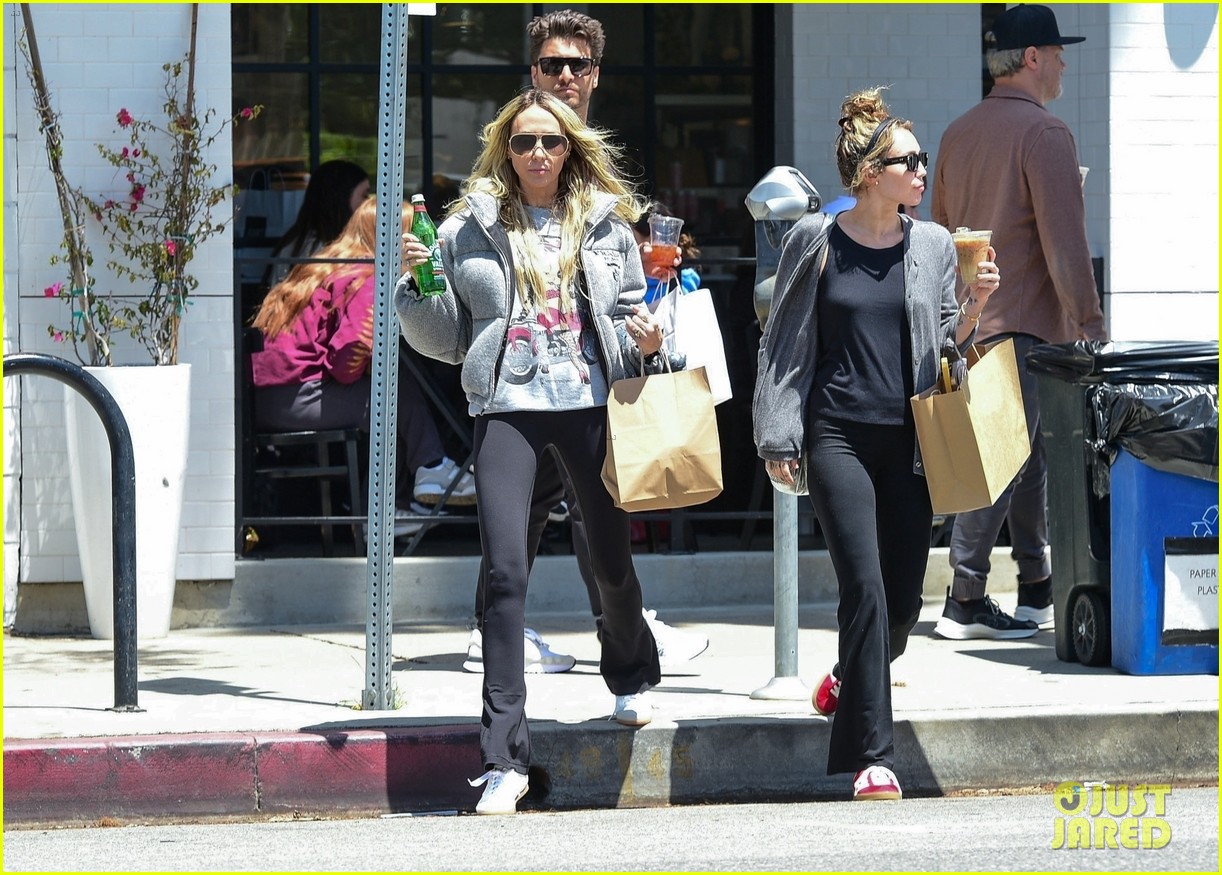 Miley & Tish Cyrus Enjoy a Mother-Daughter Lunch Date in Los Angeles ...