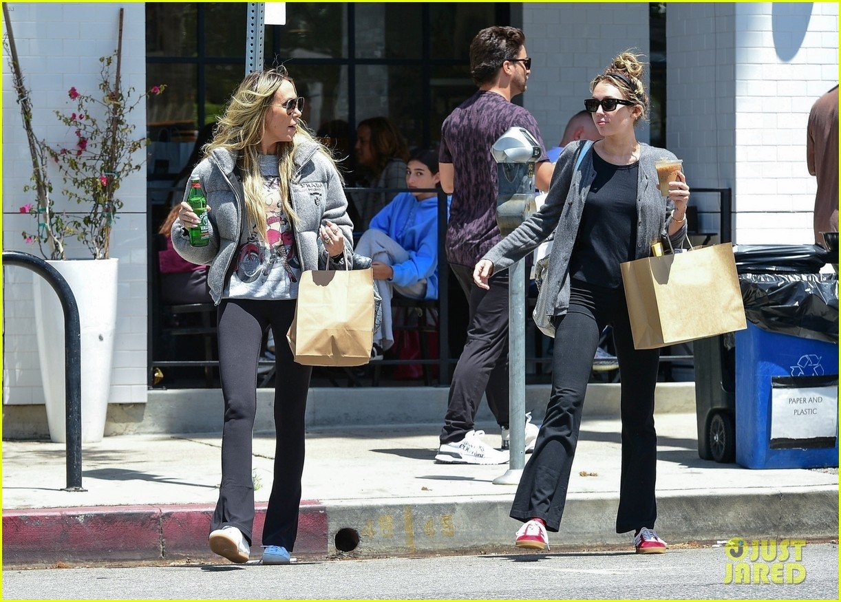 Miley & Tish Cyrus Enjoy a Mother-Daughter Lunch Date in Los Angeles ...