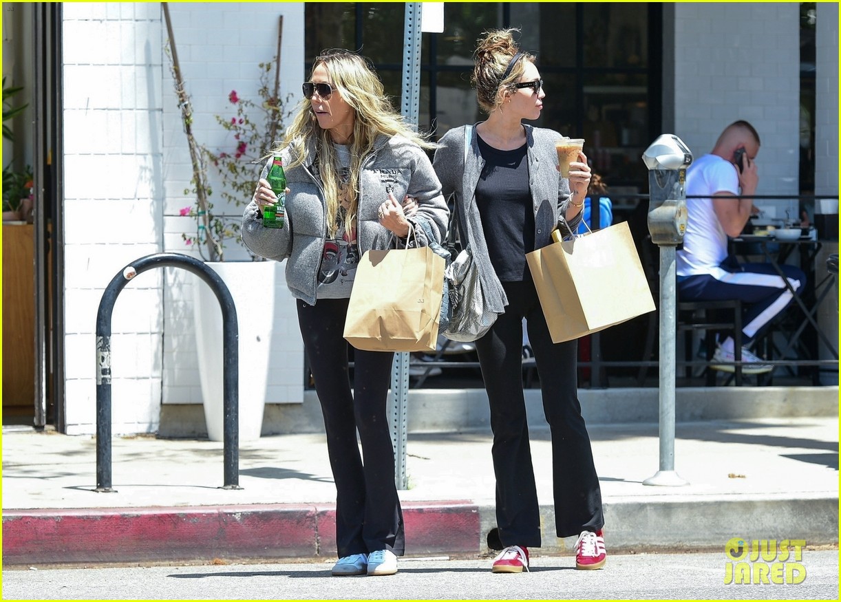 Miley & Tish Cyrus Enjoy a Mother-Daughter Lunch Date in Los Angeles ...